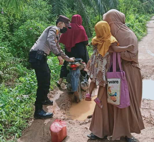 Anggota Polsek Kubu Bantu Warga Ketika Hampir Terjatuh Www